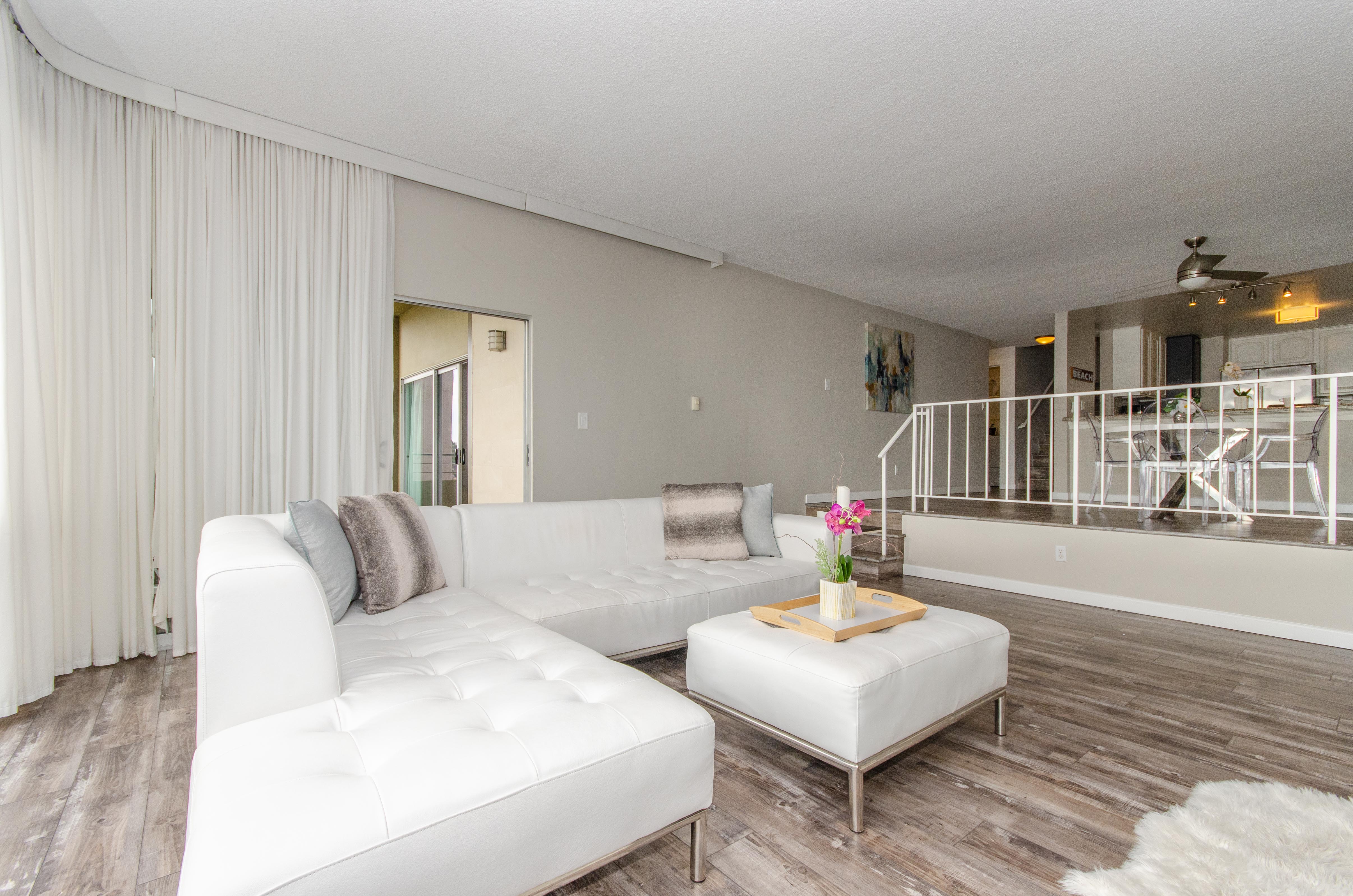 Papiri Bronze | Los Angeles, California, United States - Venue Report