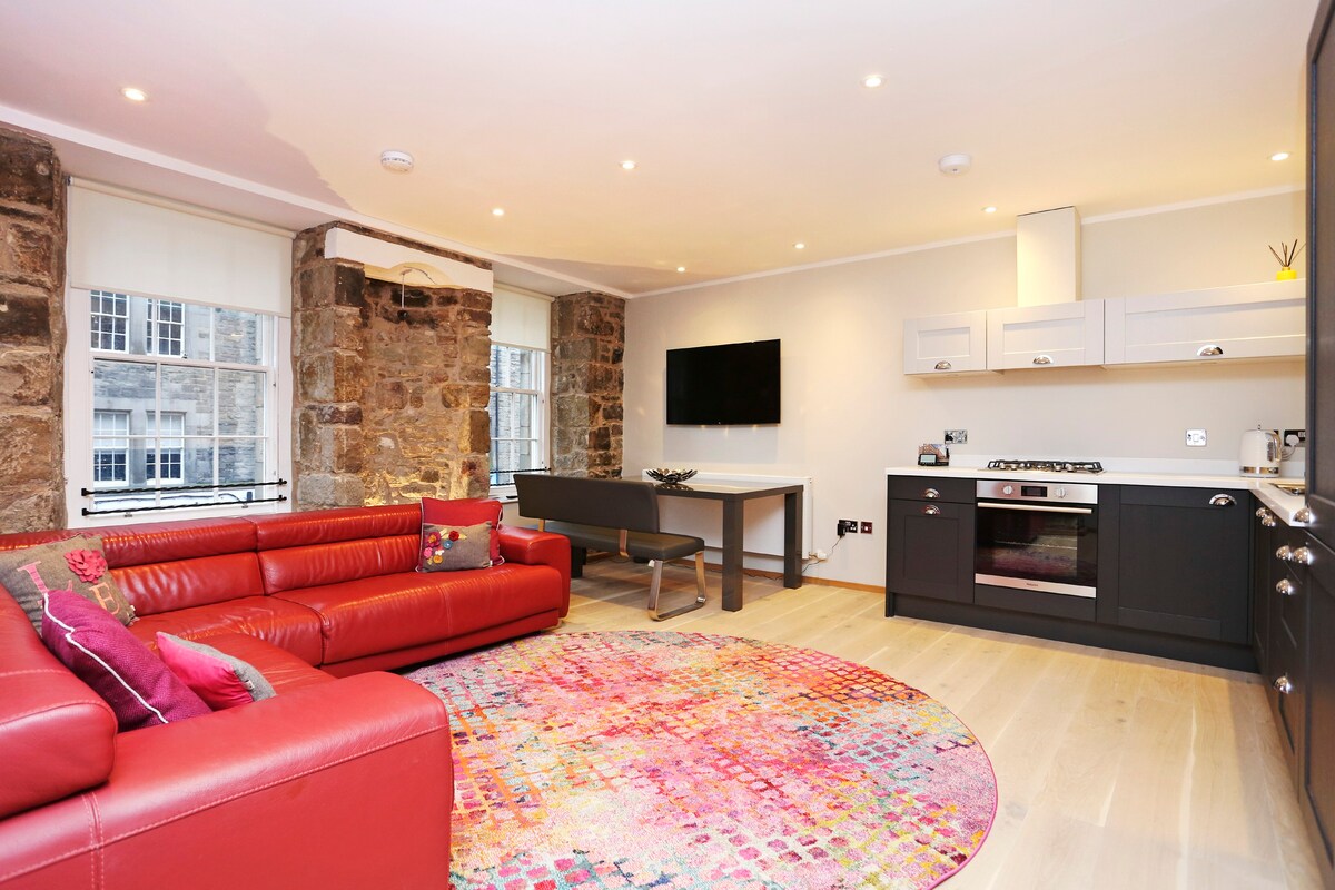 Timorous Beastie, Edinburgh Old Town, Edinburgh | Plum Guide