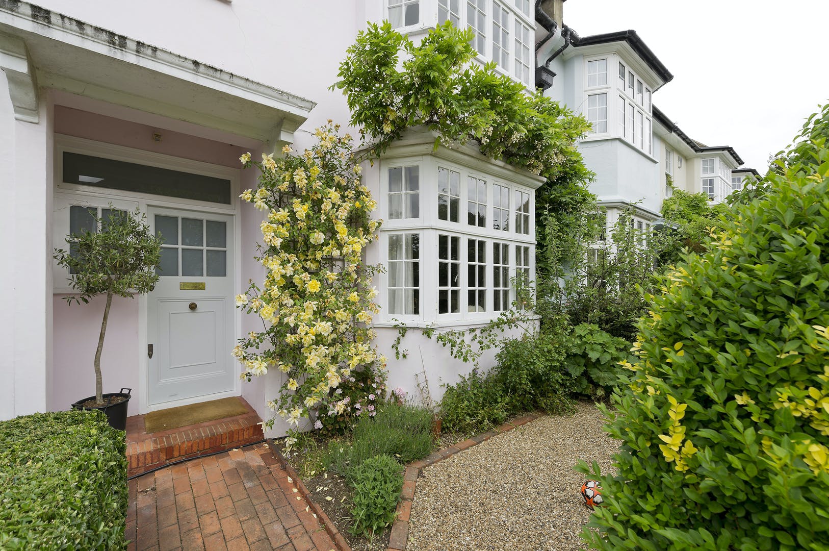 Wisps of Wisteria | London, England, United Kingdom - Venue Report