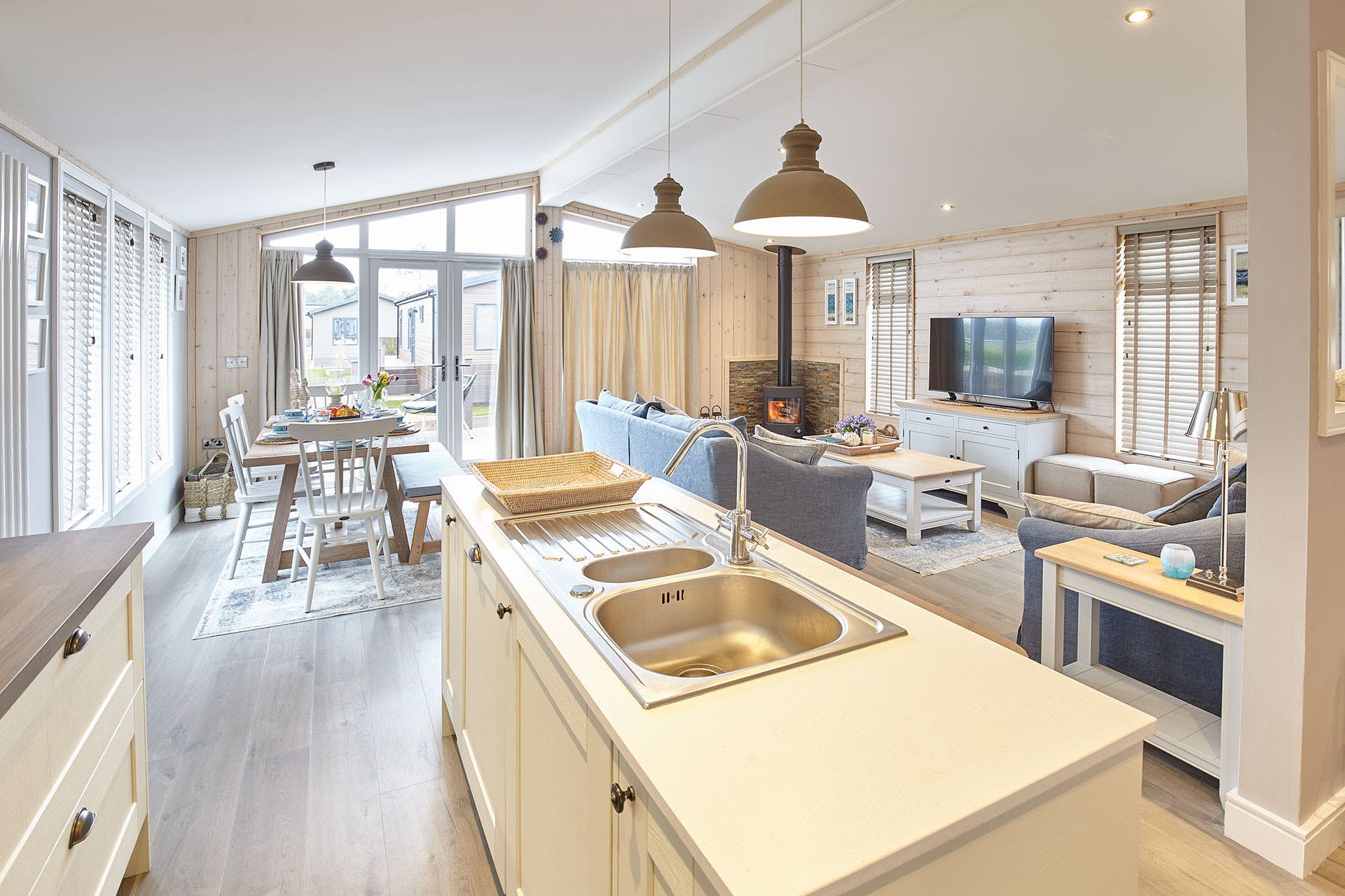 Denim & Wood | United Kingdom - Venue Report