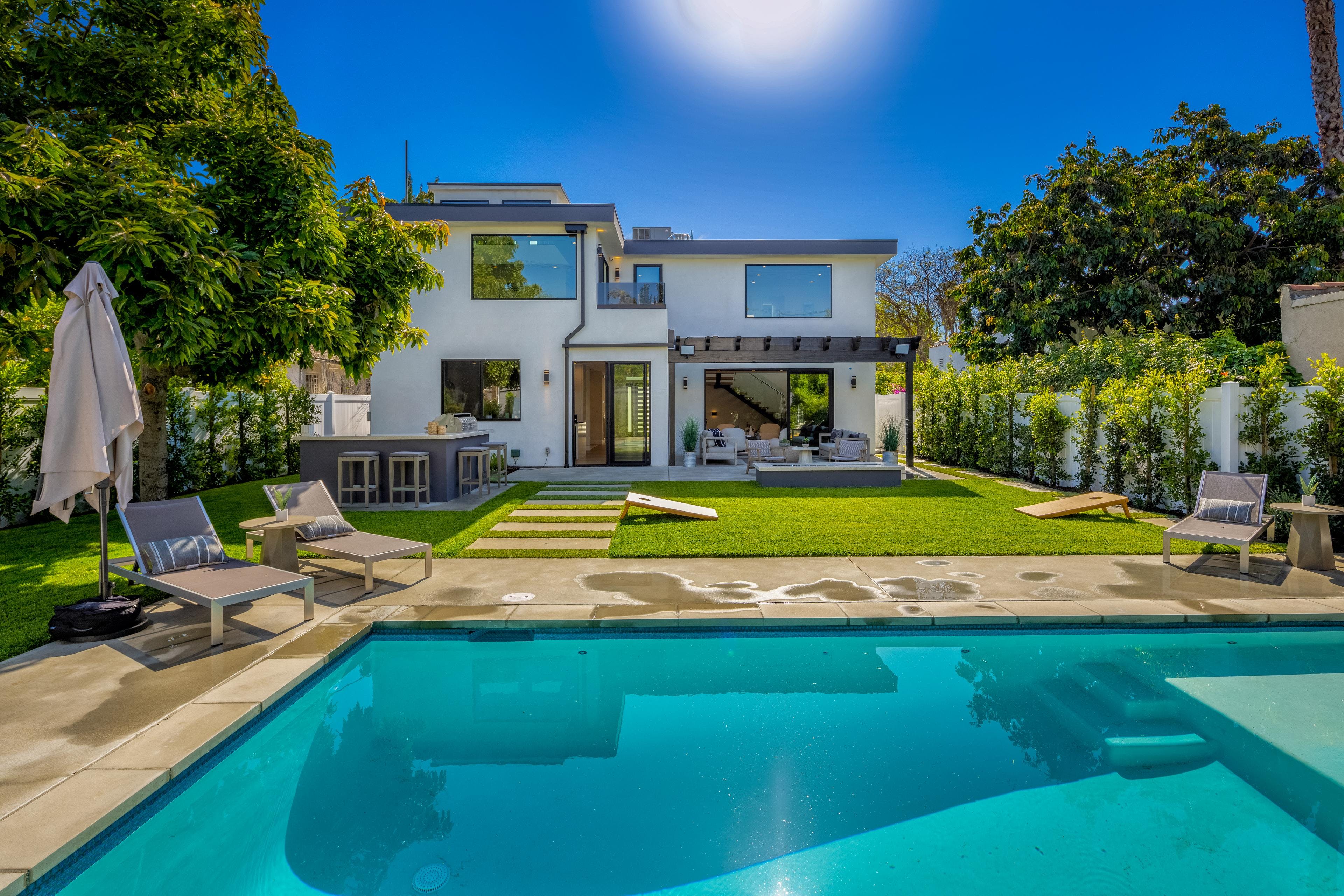 Movie-Star Good Looks, Melrose, Los Angeles | Plum Guide