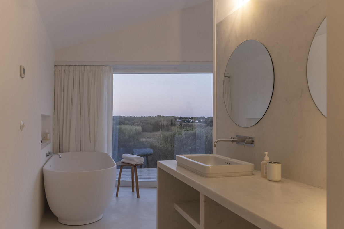 Mothership, Lagoa Formosa, Setúbal | Plum Guide